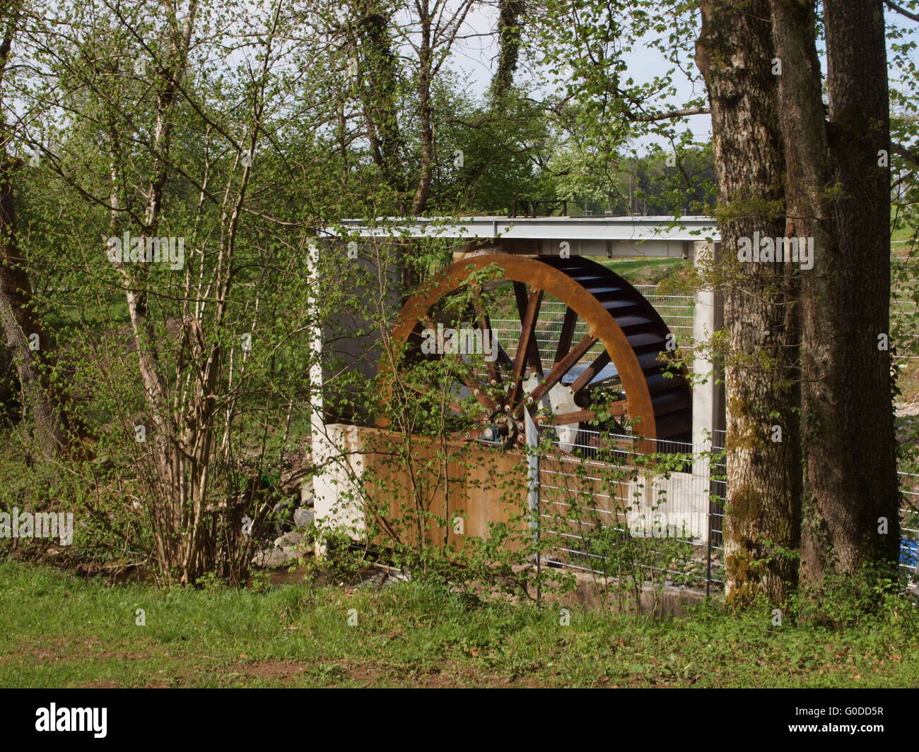 Wasserrad zur Stromerzeugung Stockfotografie - Alamy