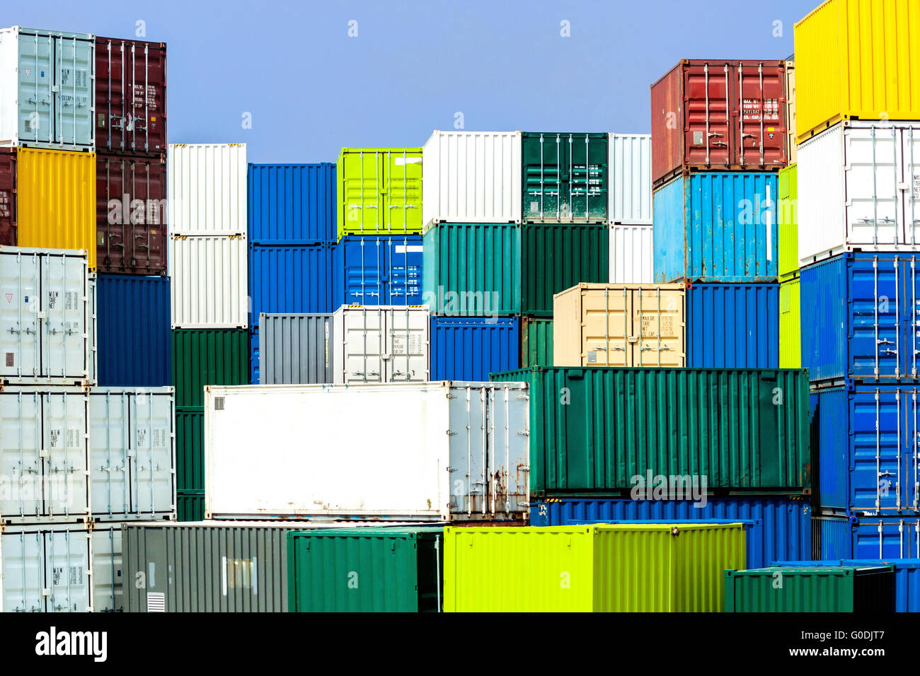 Shipping Container-Stapel in vielfältigen, harmonische co ...