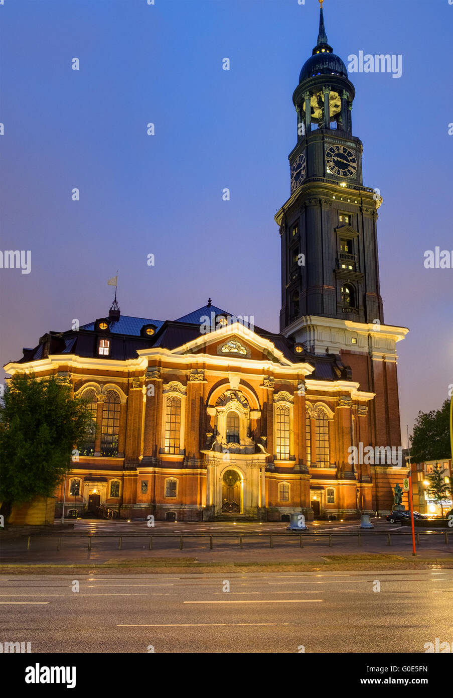 Die berühmte St. Michaelis Kirche in Hamburg bei Nacht Stockfotografie ...