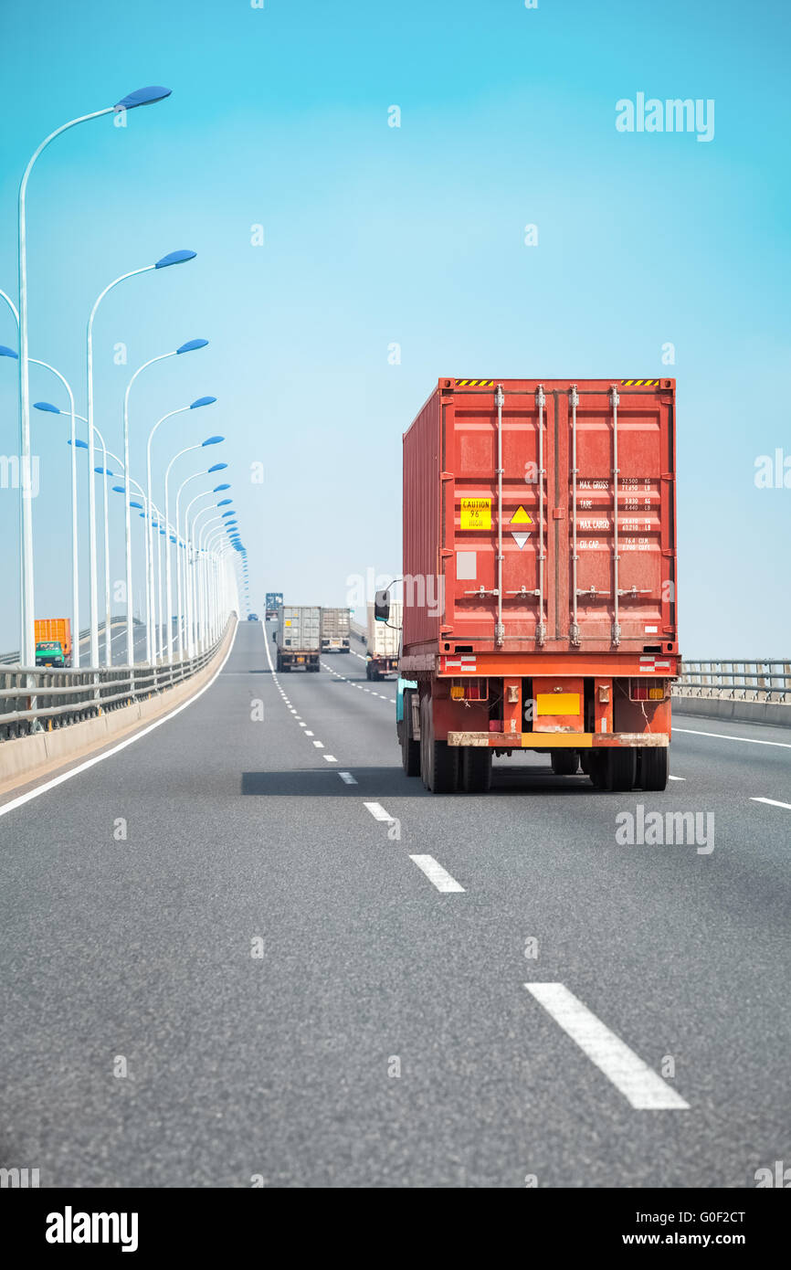 Container auf lkw -Fotos und -Bildmaterial in hoher Auflösung – Alamy