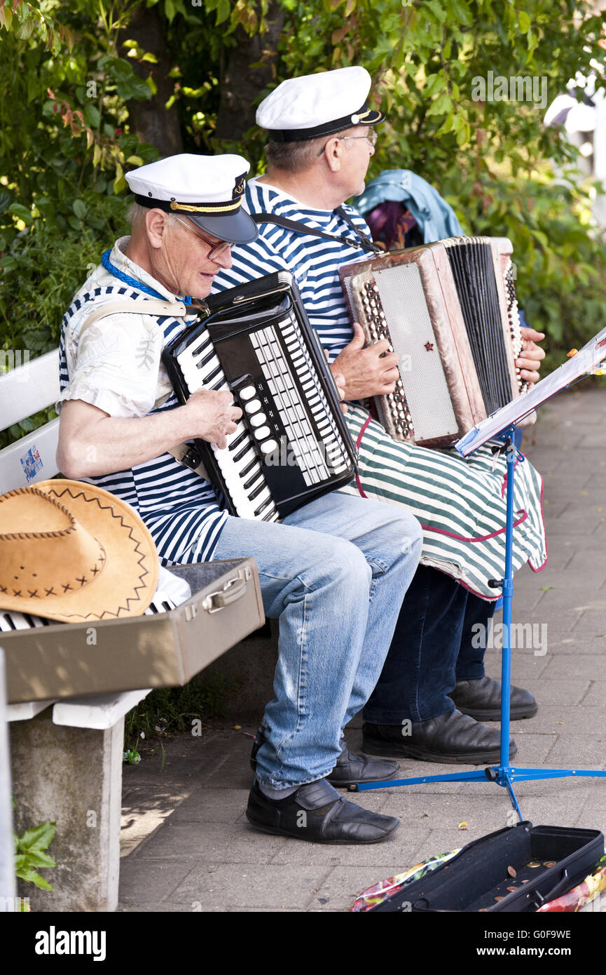Zwei Matrosen spielt Akkordeon Stockfotografie - Alamy