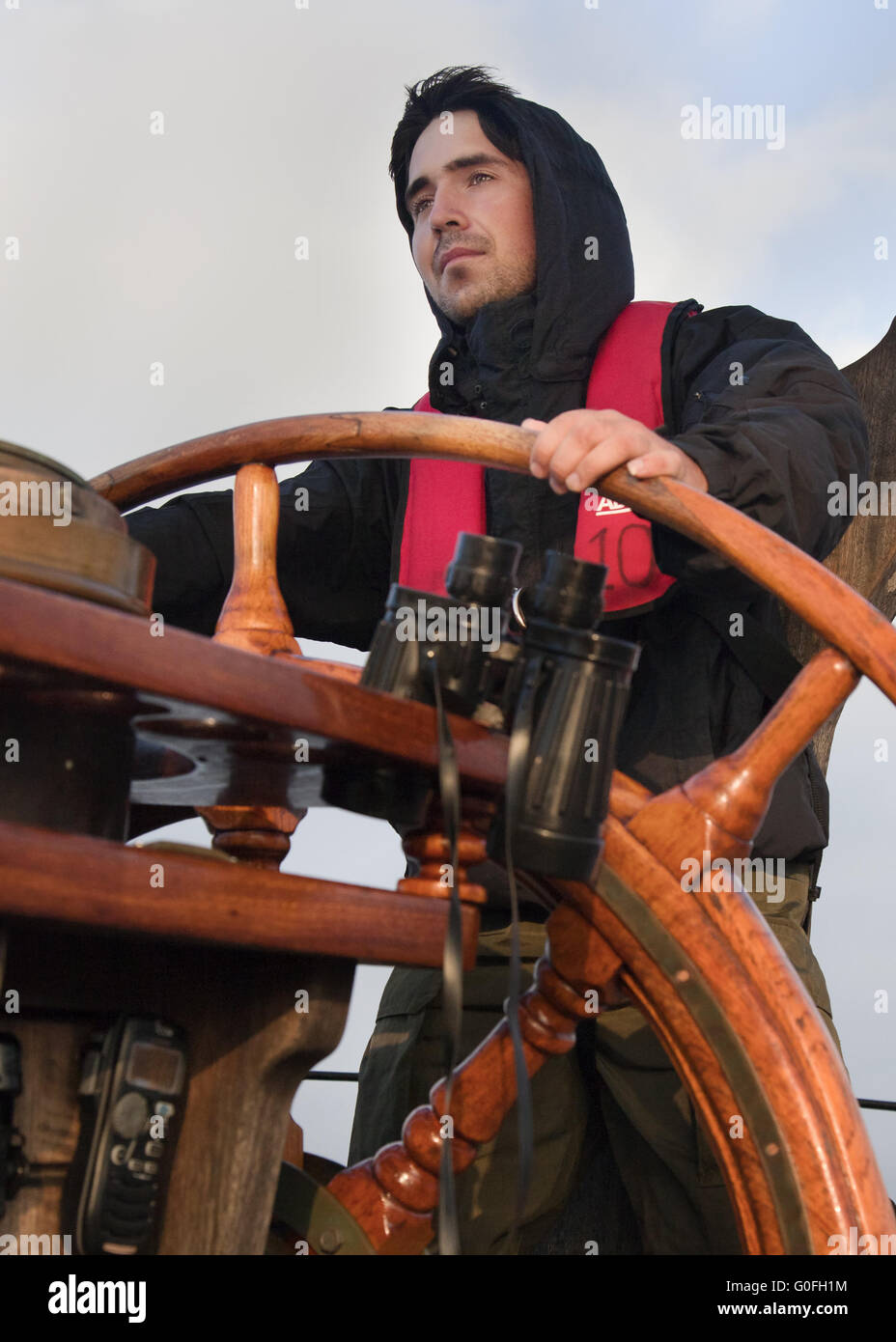 Junger Seemann auf einem Schiffsdeck hinterm Lenkrad Stockfotografie ...