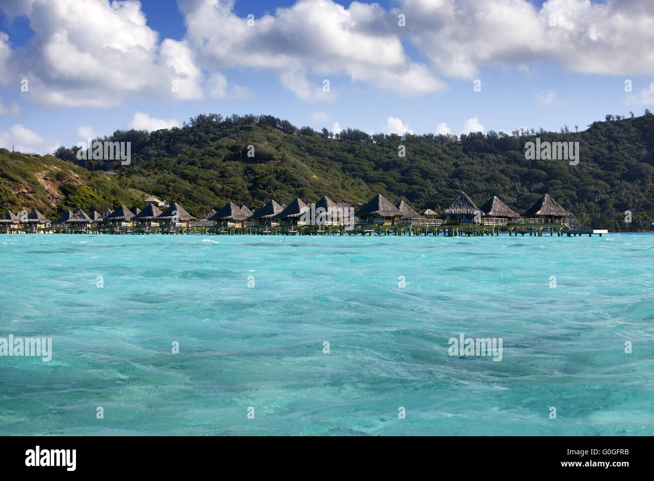 Typische polynesische Landschaft - Insel mit Palmen und kleinen Häuser ...