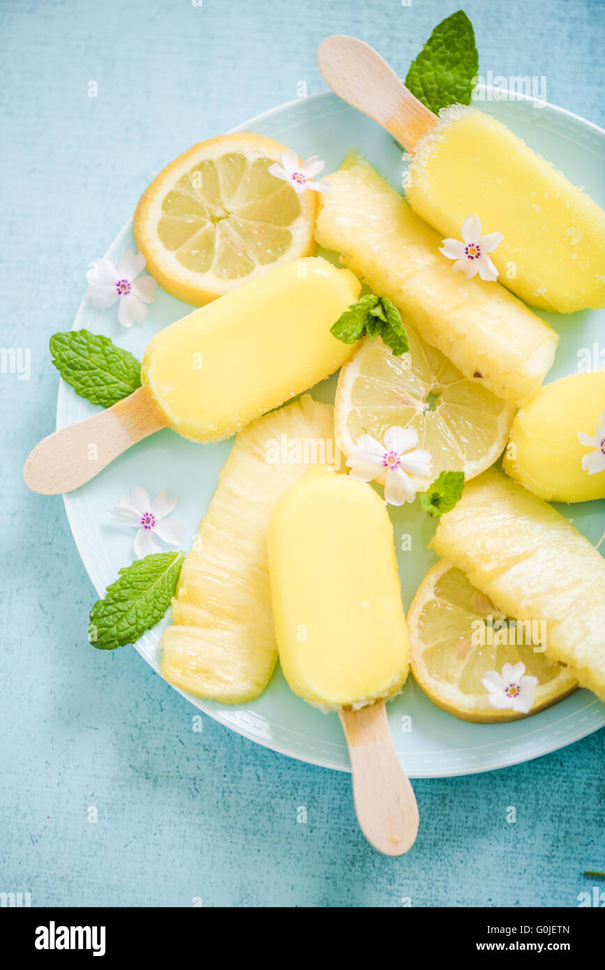 Zitrone und Ananas Eis am Stiel mit frischen Früchten und essbaren ...