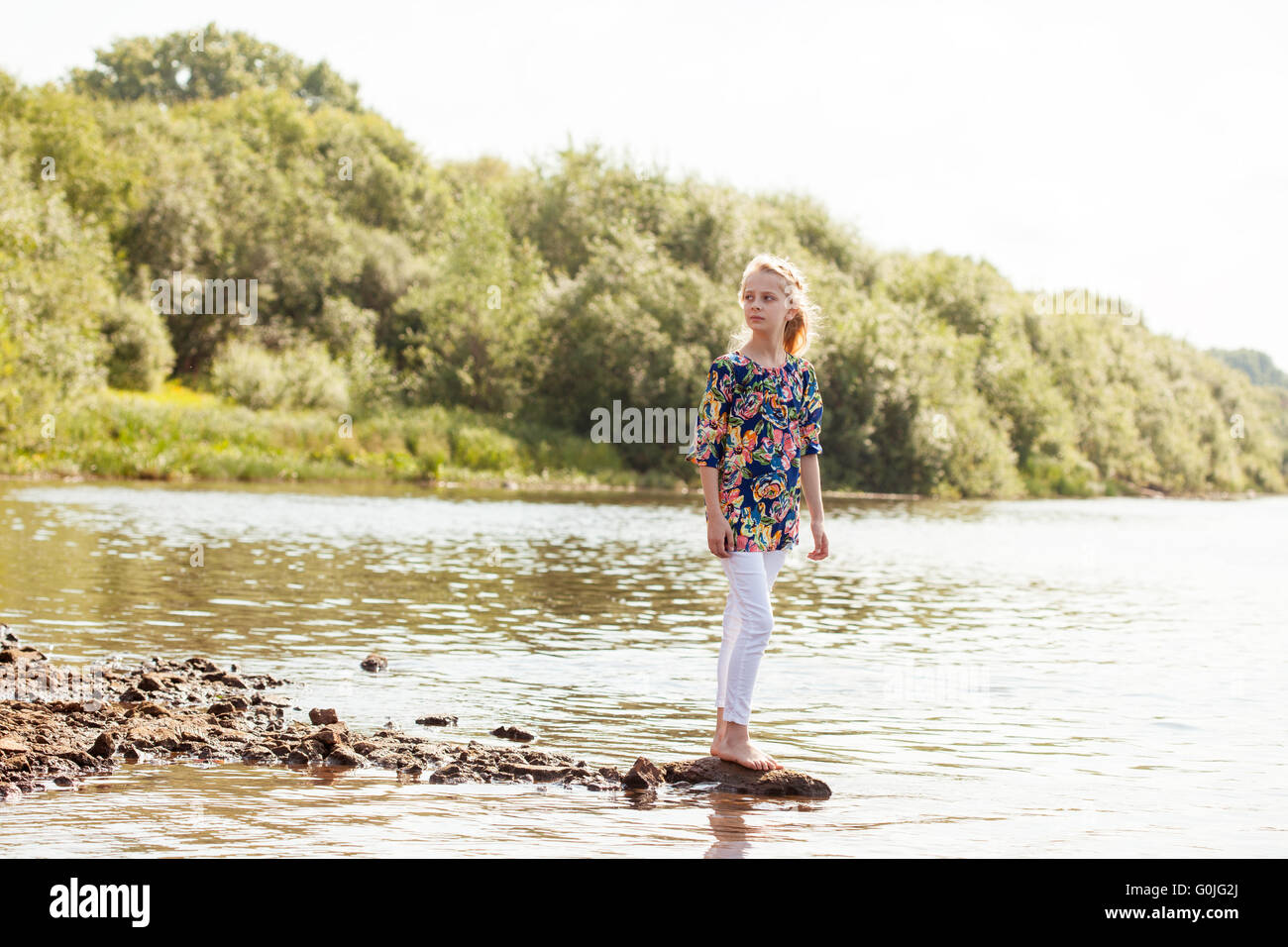 Mädchen posiert barfuß -Fotos und -Bildmaterial in hoher Auflösung – Alamy