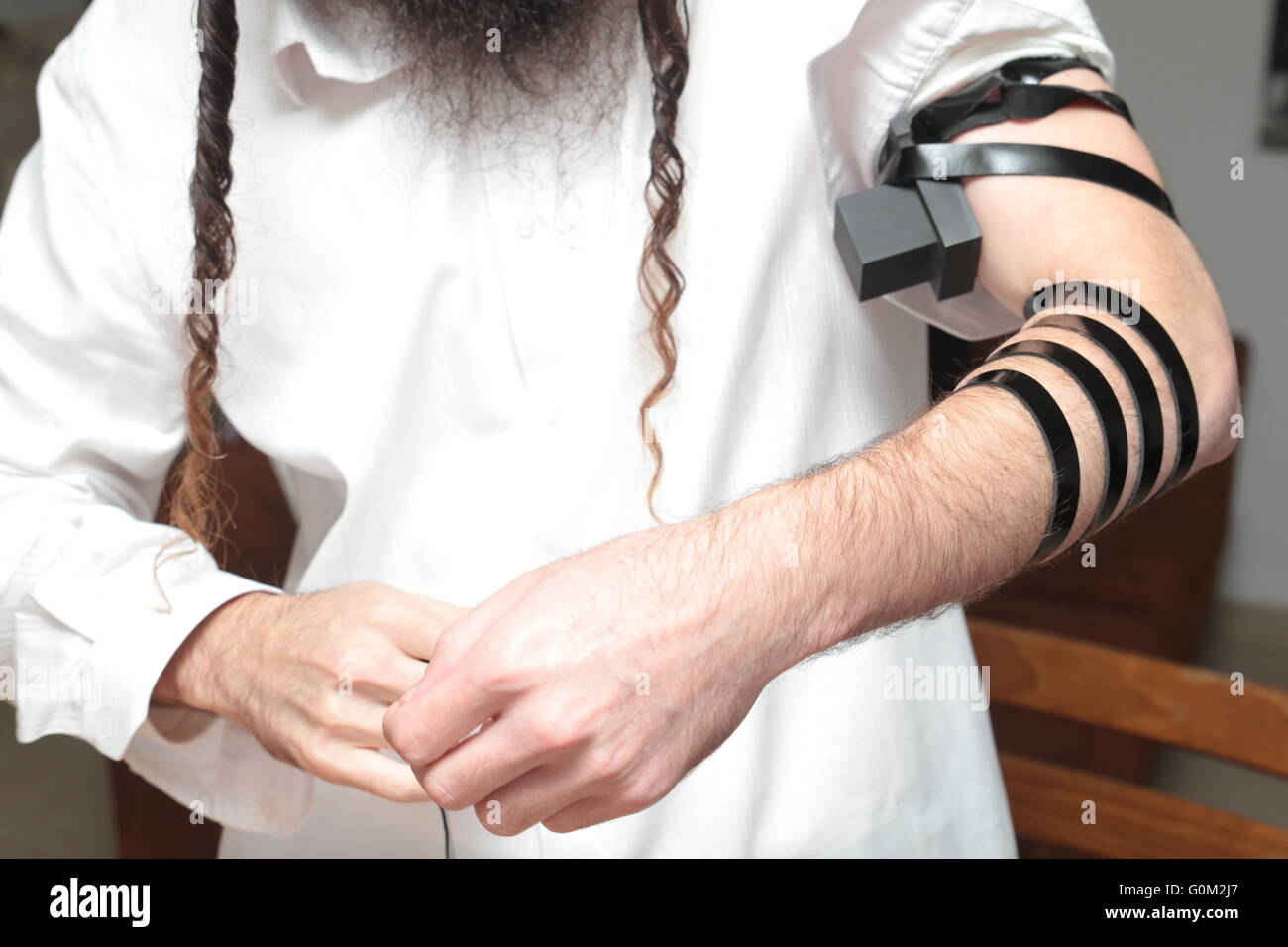 Jüdischer Mann eingewickelt in Tefillin beten. Ein religiöser ...