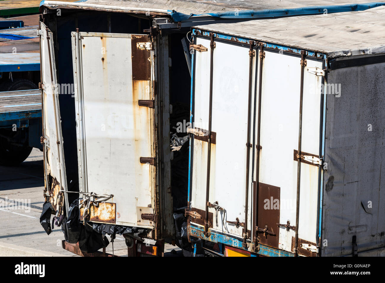 Rusty old shipping container -Fotos und -Bildmaterial in hoher ...