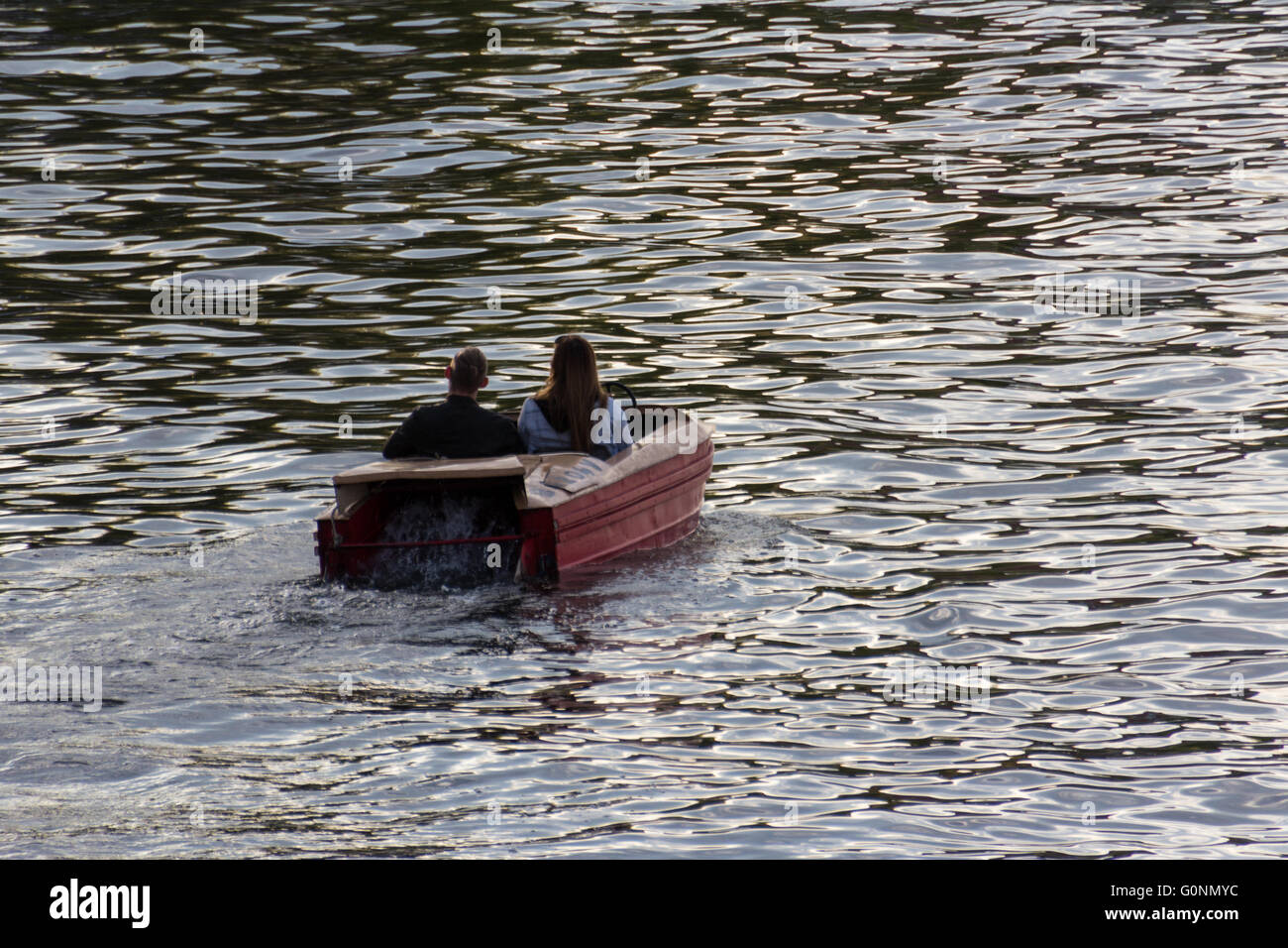 Tretboot am fluss -Fotos und -Bildmaterial in hoher Auflösung – Alamy