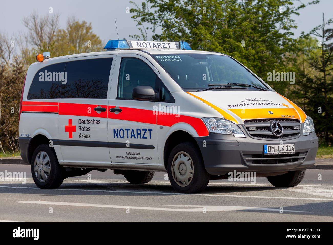 Mercedes benz notarztwagen -Fotos und -Bildmaterial in hoher Auflösung ...