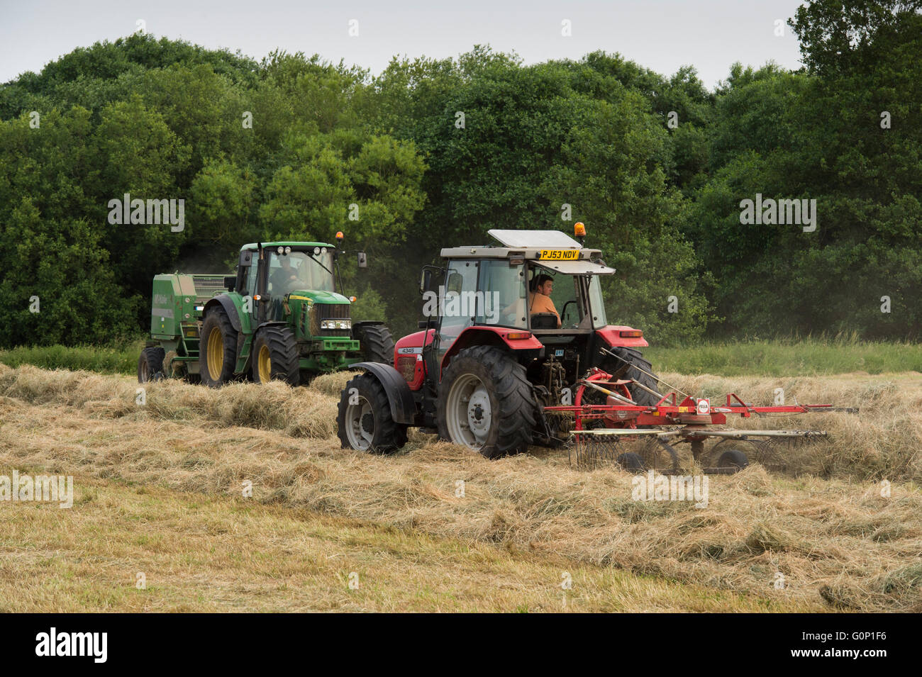 Zwei landwirtschaftliche Traktoren Silageherstellung in einem Feld bei ...
