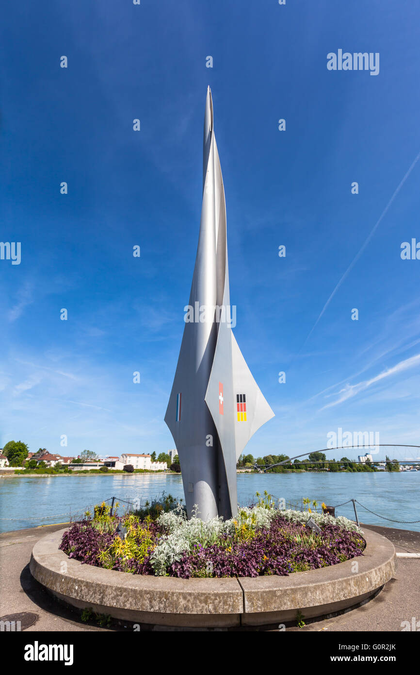 Die Statue zeigt die Grenze der Schweiz, Frankreich und Deutschland, in ...