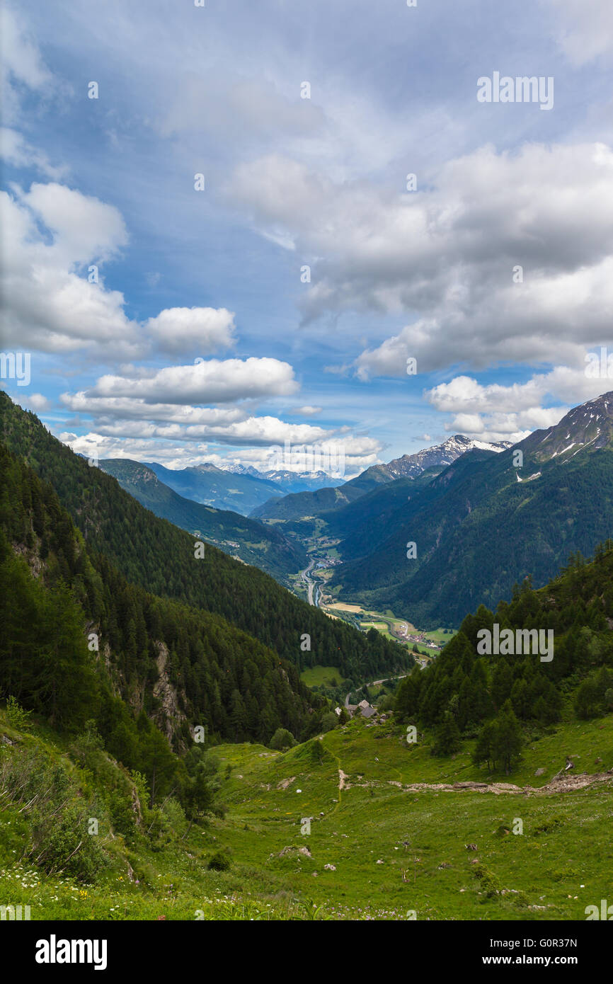 Schöne Aussicht auf das Piora Tal von oben der Ritomsee-Station im ...