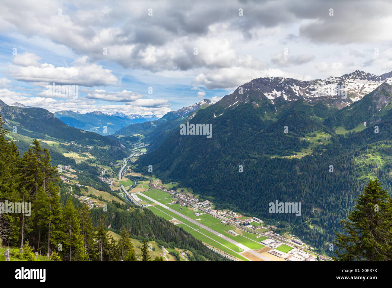 Luftaufnahme des Piora-Tals von oben der Ritomsee-Station im Tessin ...