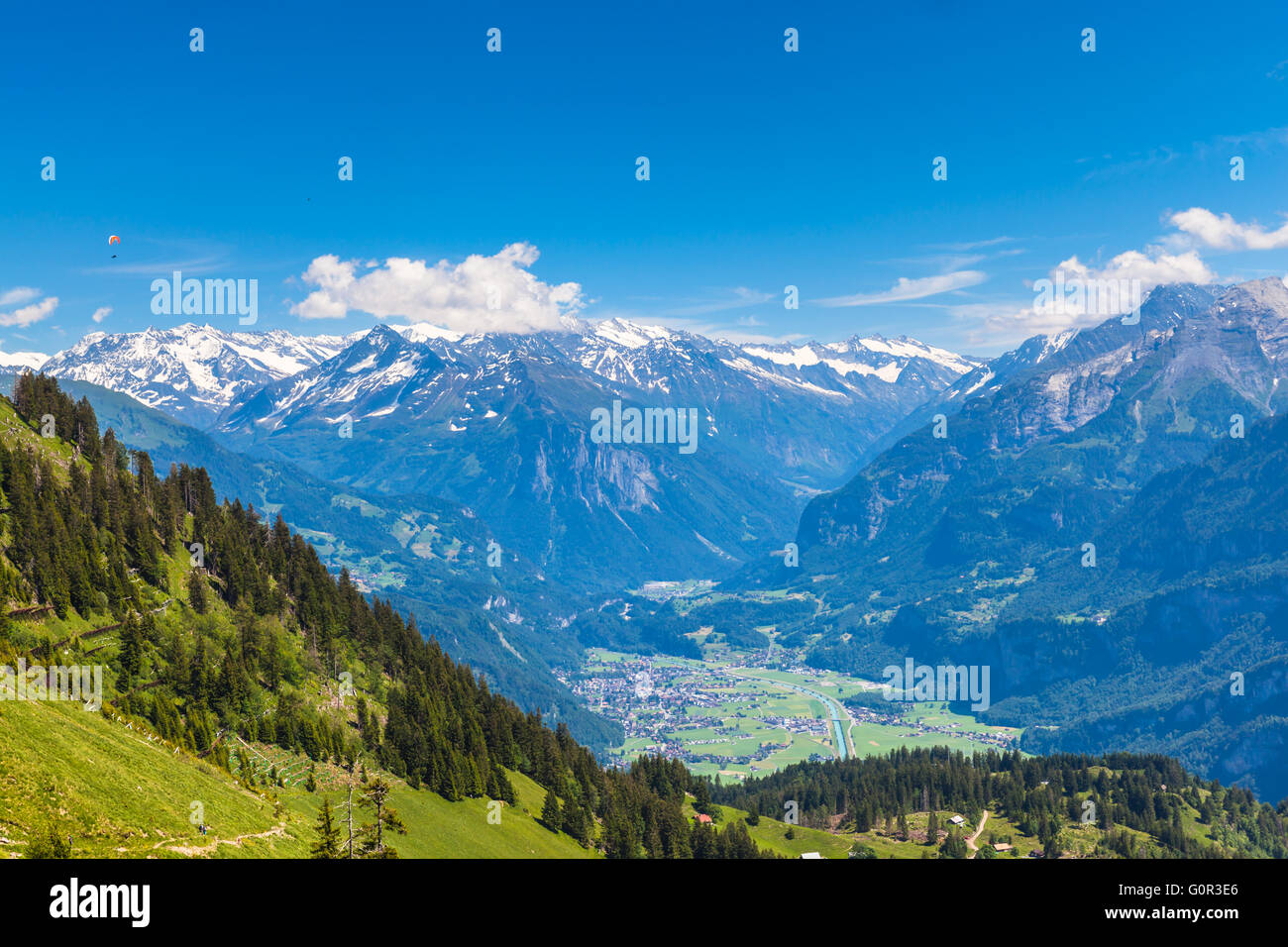 Panoramablick auf dem Wanderweg im Berner Oberland mit Bergkette der ...