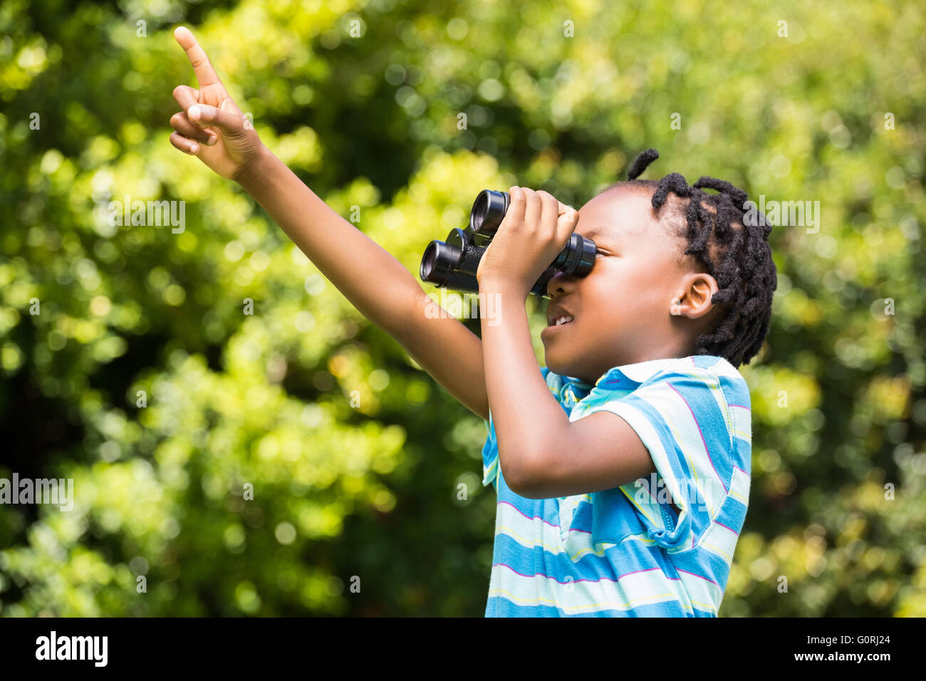 Kind mit lupe -Fotos und -Bildmaterial in hoher Auflösung – Alamy