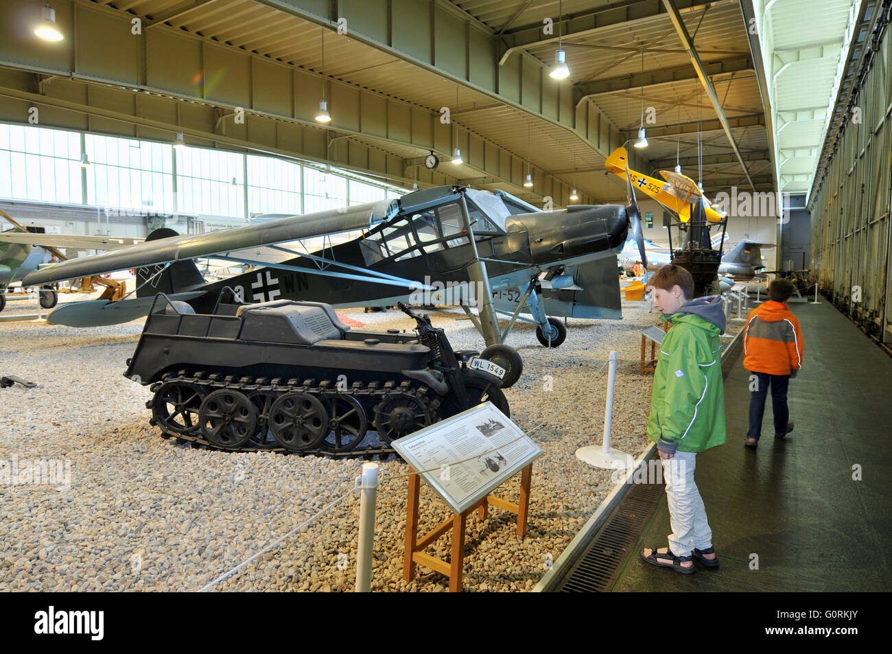 Historische Flugzeuge, Panzer, Ausstellungshalle, Luftwaffenmuseum der ...
