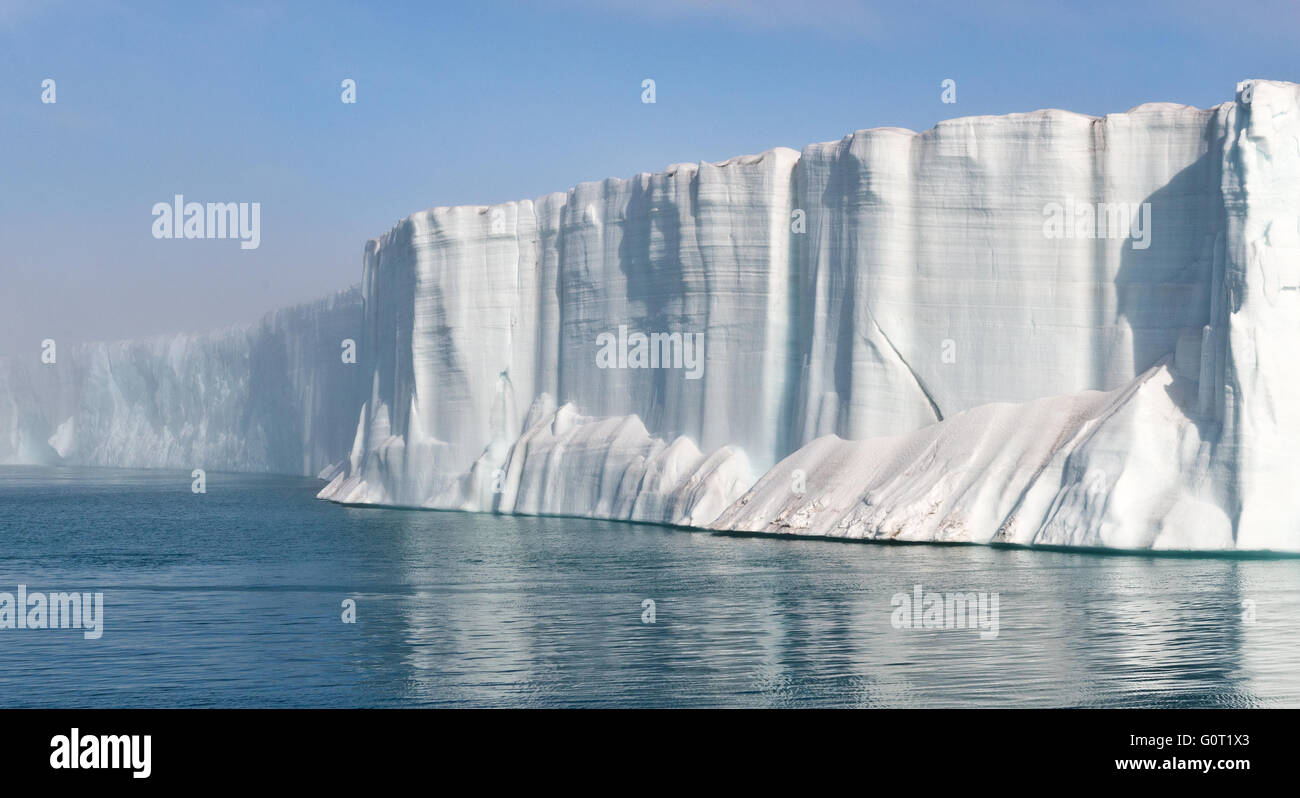 Eisklippen am Rande der Eiskappe auf Brasvellbreen auf Austfonna in ...