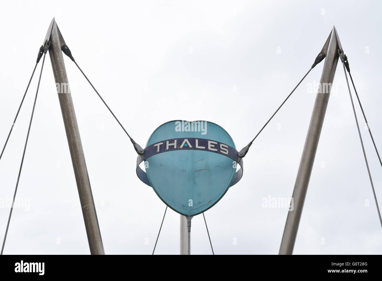 Thales Logo außen Thales Optronics, Glasgow - Teil des Thales Defence ...