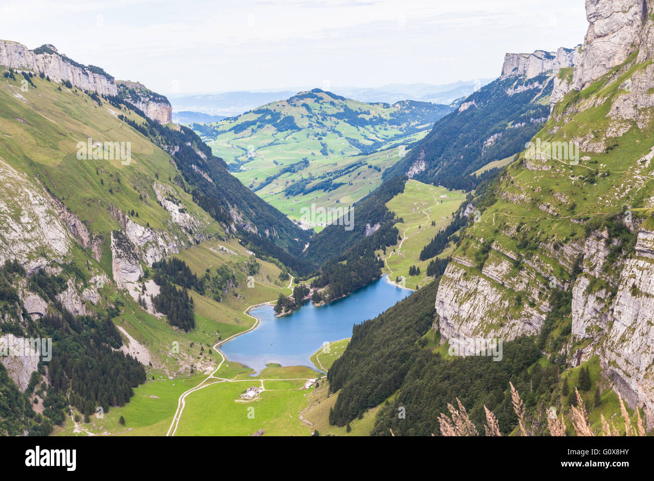 Luftaufnahme der Seealpsee (See) auf dem Alpstein-Berg in der Schweiz ...