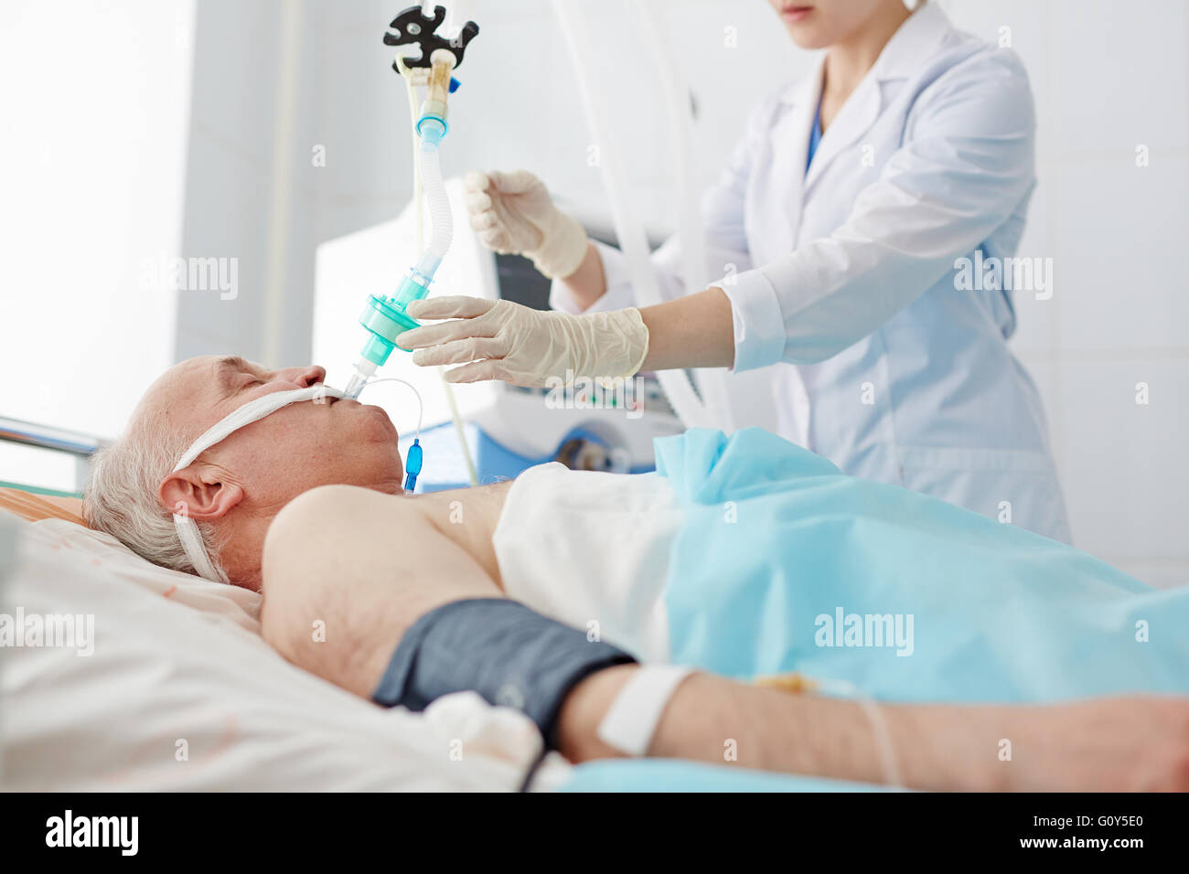 Endotracheal intubation -Fotos und -Bildmaterial in hoher Auflösung – Alamy