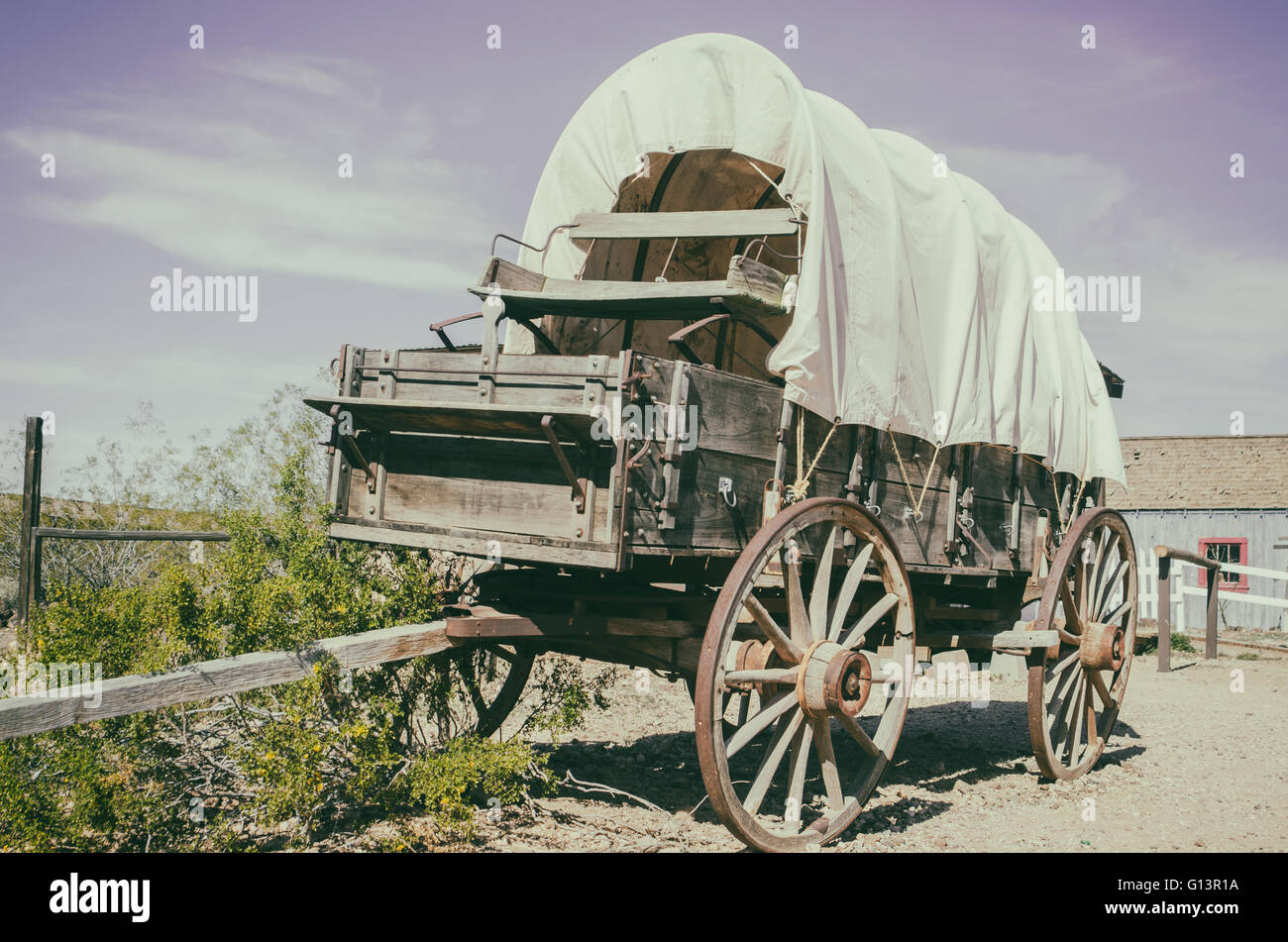 Wagon wheel wild west wagon -Fotos und -Bildmaterial in hoher Auflösung ...