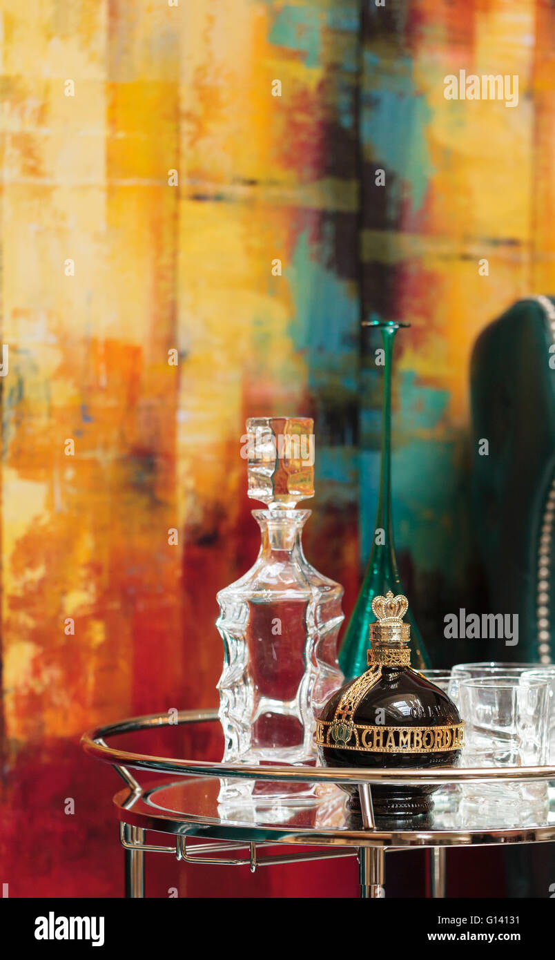 Alkohol-Decanter, Flasche Chambord Likör, Rotwein und Gläser auf einem ...