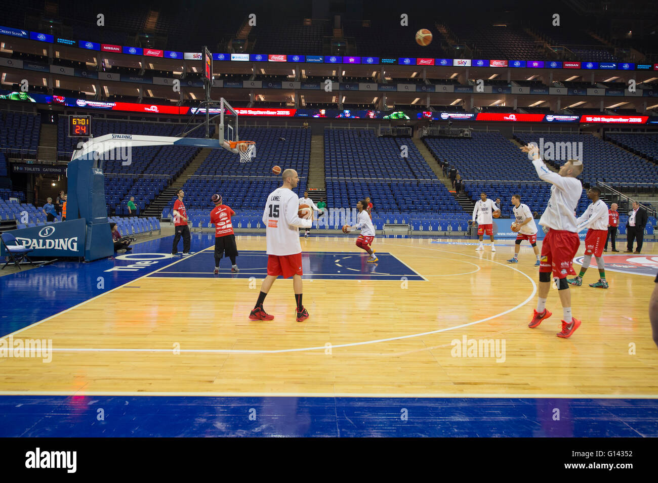 Die O2-Arena, London UK. 8. Mai 2016. Wärmen Sie sich vor Zuschauern in ...