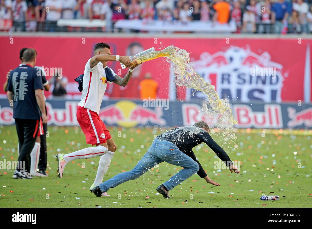 Leipzig, Deutschland. 8. Mai 2016. RB Leipzig Davie Selke schüttet Bier ...
