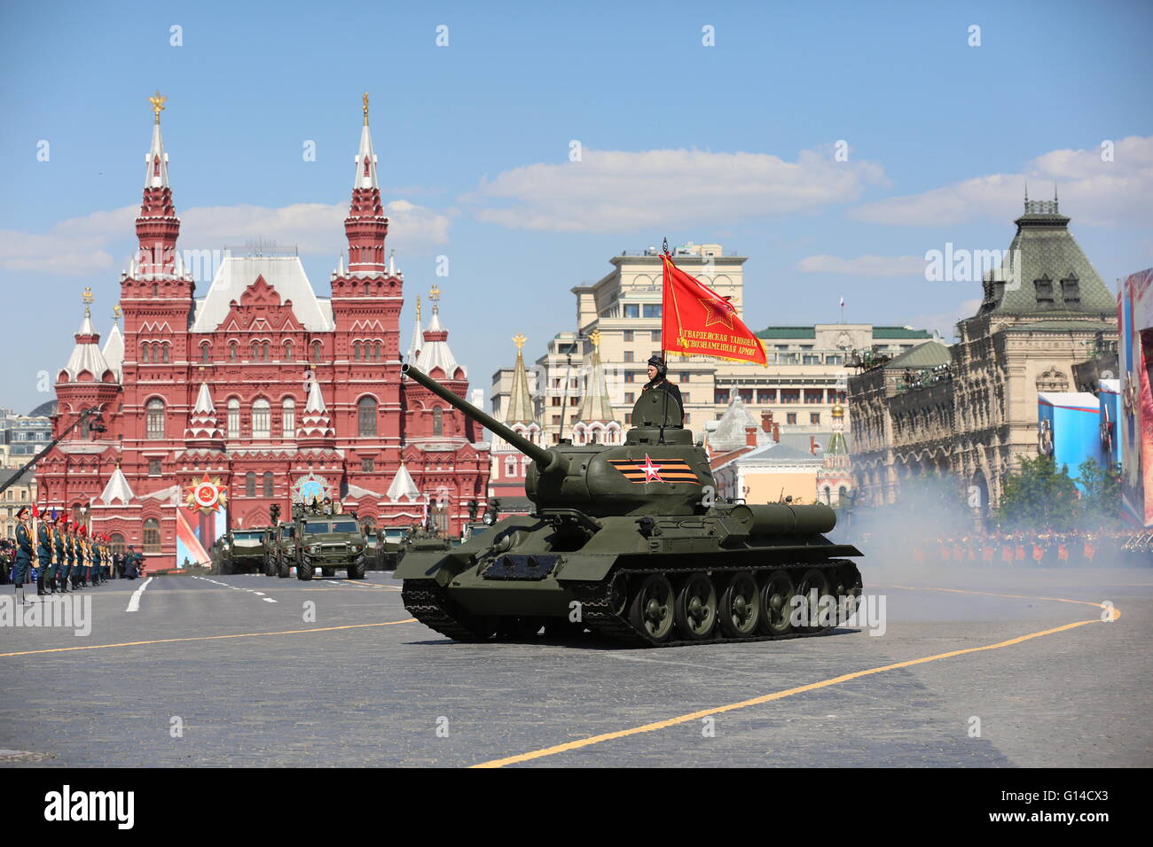 Moskau. 9. Mai 2016. Ein t-34 Panzer fährt während der Siegesparade in ...