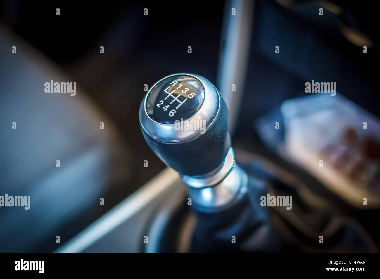 Sechsgang-Schaltung im Auto. Gang-Getriebe Stockfotografie - Alamy