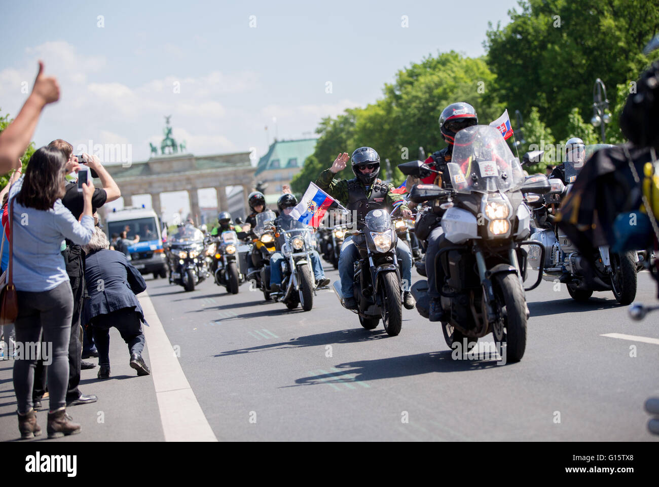 Mitglieder der Motorrad-Gang "Night Wolves" fahren mit Mitgliedern der ...