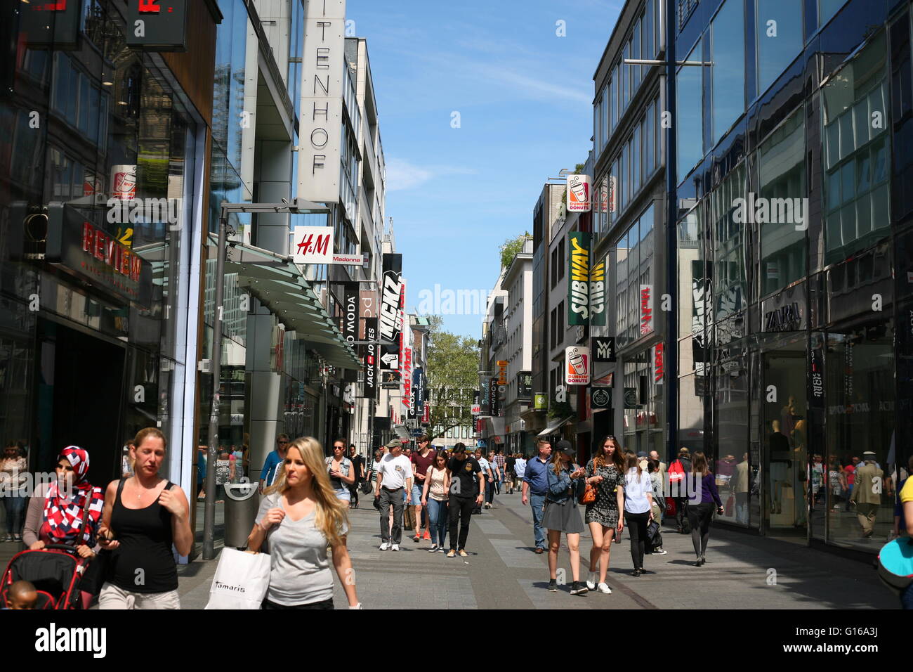 Shopping street cologne germany -Fotos und -Bildmaterial in hoher ...