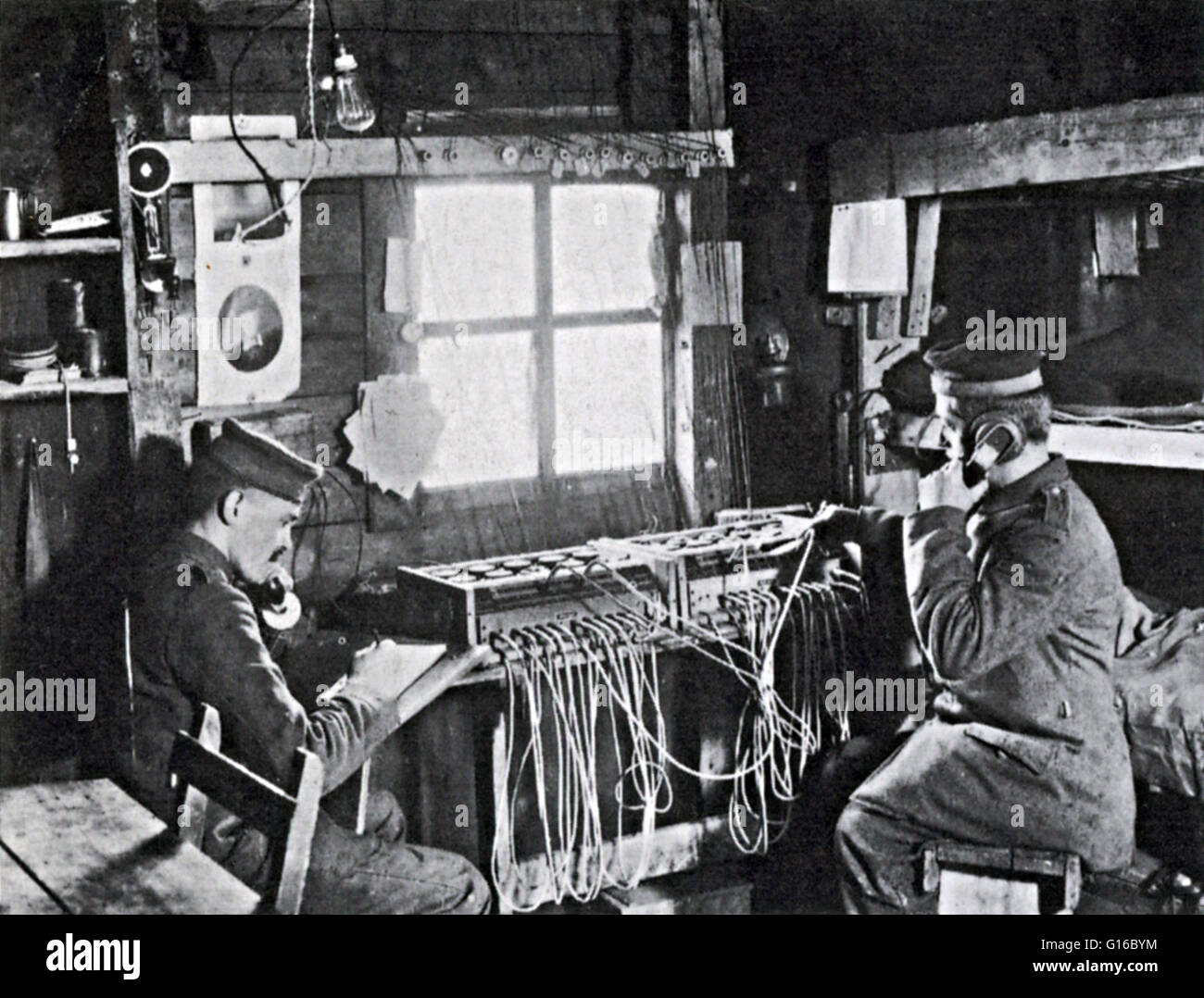 Telefone wurden ausgiebig in WW1 weil Funkgeräte waren groß, schwer ...