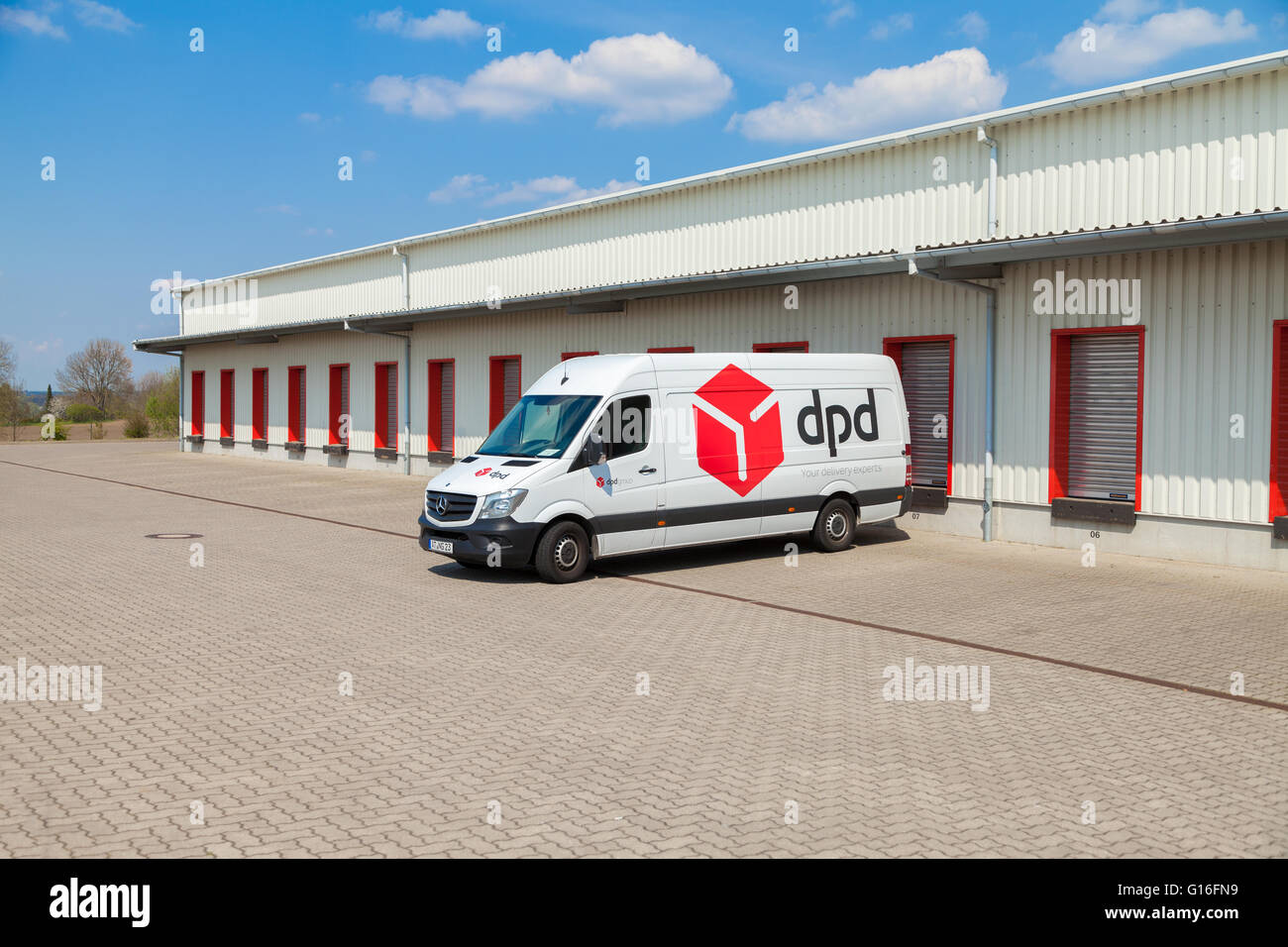 Deutsche Mercedes Benz Transporter von Dpd steht auf Logistik Depot ...