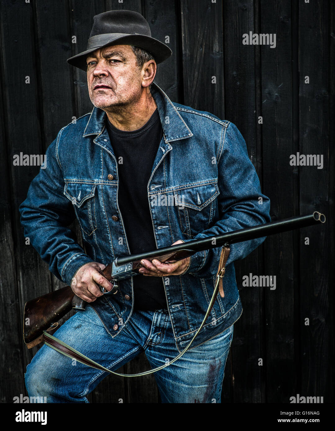 Man with shotgun -Fotos und -Bildmaterial in hoher Auflösung – Alamy