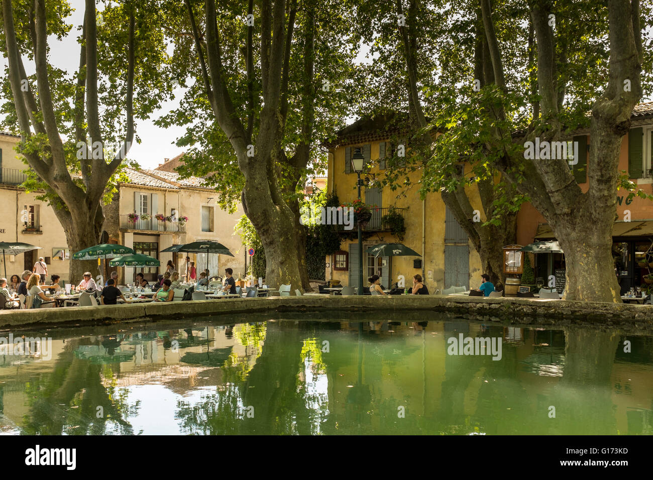 Straßencafés rund um Bassin de l' Etang in das Dorf Cucuron, Luberon ...