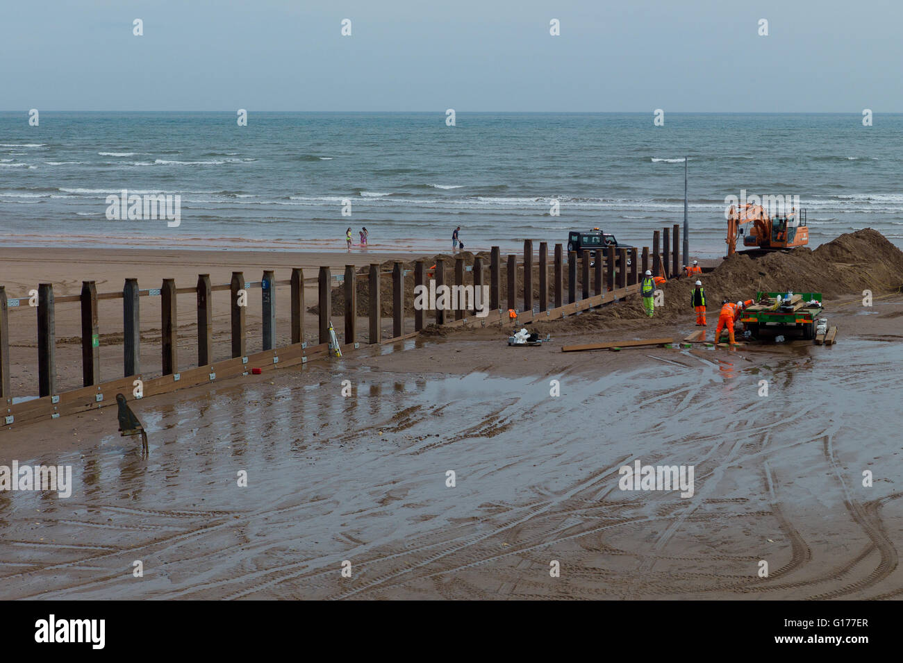 Arbeiter Wiederaufbau leisten auf Dawlish Strand in South Devon UK ...