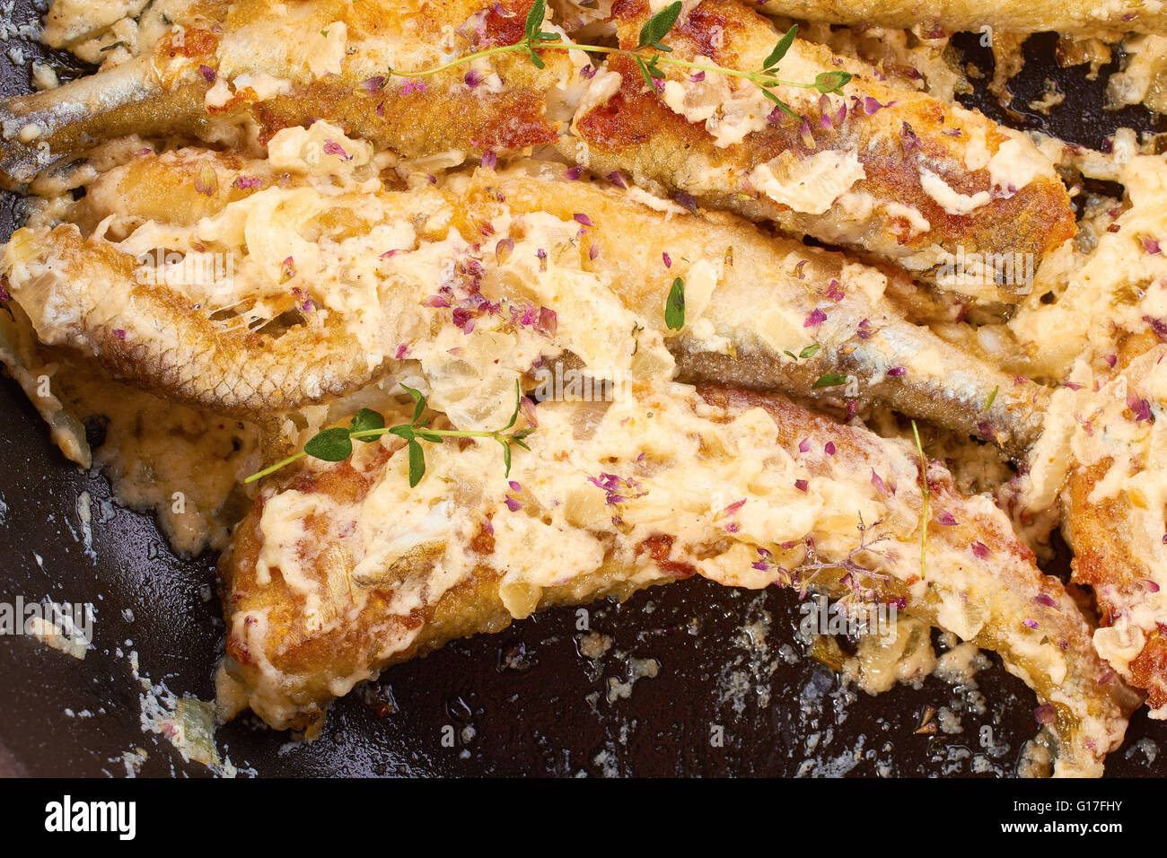 Pan fried fish -Fotos und -Bildmaterial in hoher Auflösung – Alamy