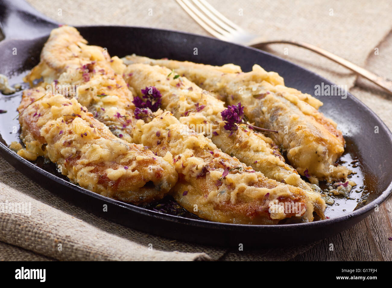 Pan fried fish -Fotos und -Bildmaterial in hoher Auflösung – Alamy