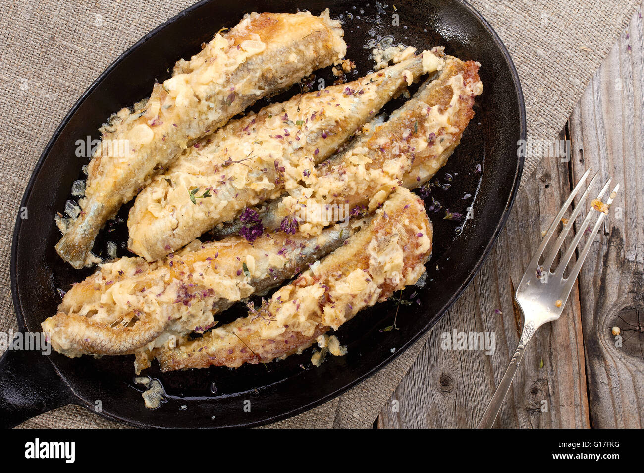 Pan fried fish -Fotos und -Bildmaterial in hoher Auflösung – Alamy