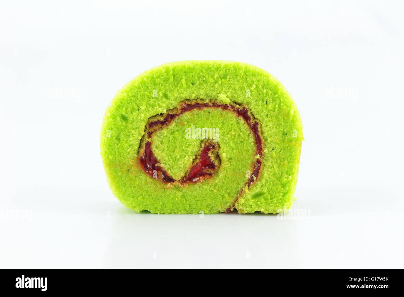 Pandan Kuchen Rollen mit Berry auf weißem Hintergrund Stockfotografie ...
