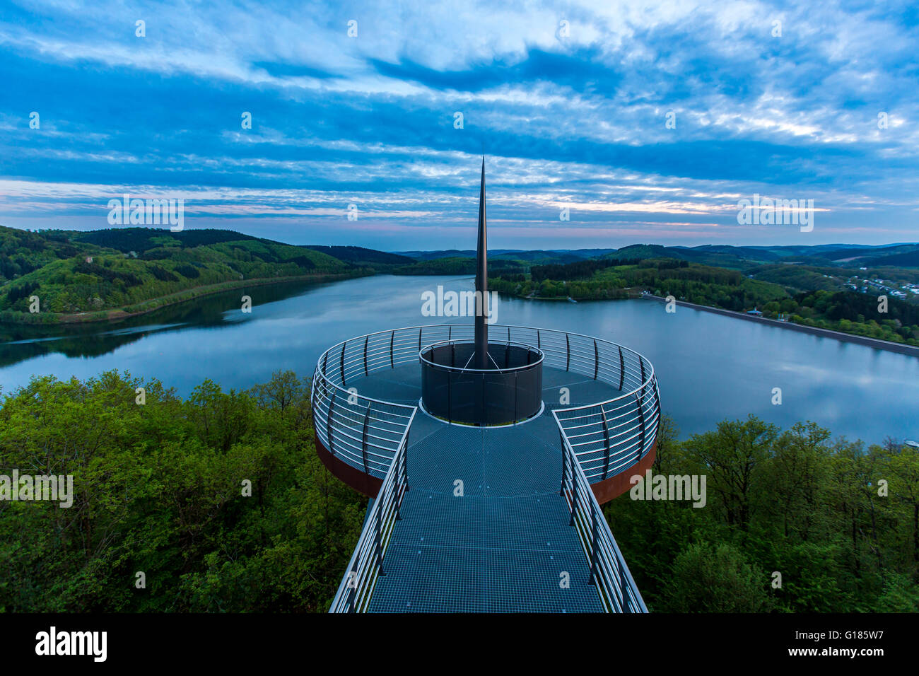 Aussichtsplattform über den Biggesee, ein Stausee in der Nähe von ...