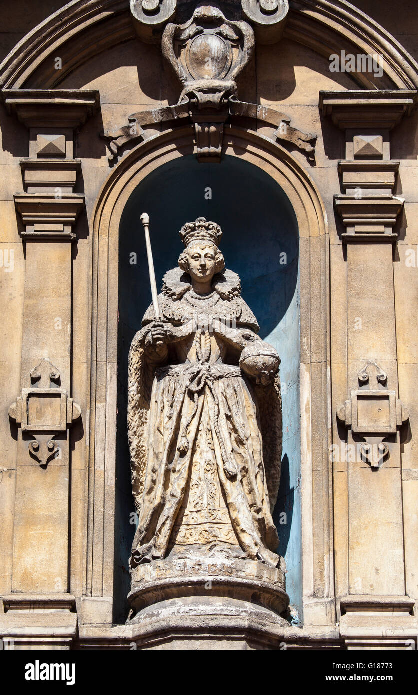 Eine Statue von Königin Elizabeth i. in der Außenwand des St. Dunstans ...