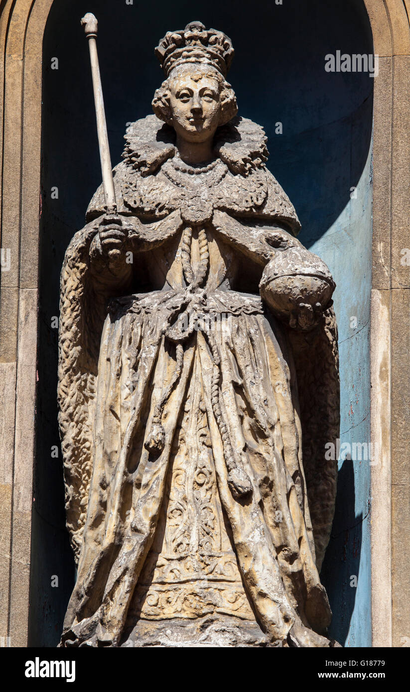 Eine Statue von Königin Elizabeth i. in der Außenwand des St. Dunstans ...