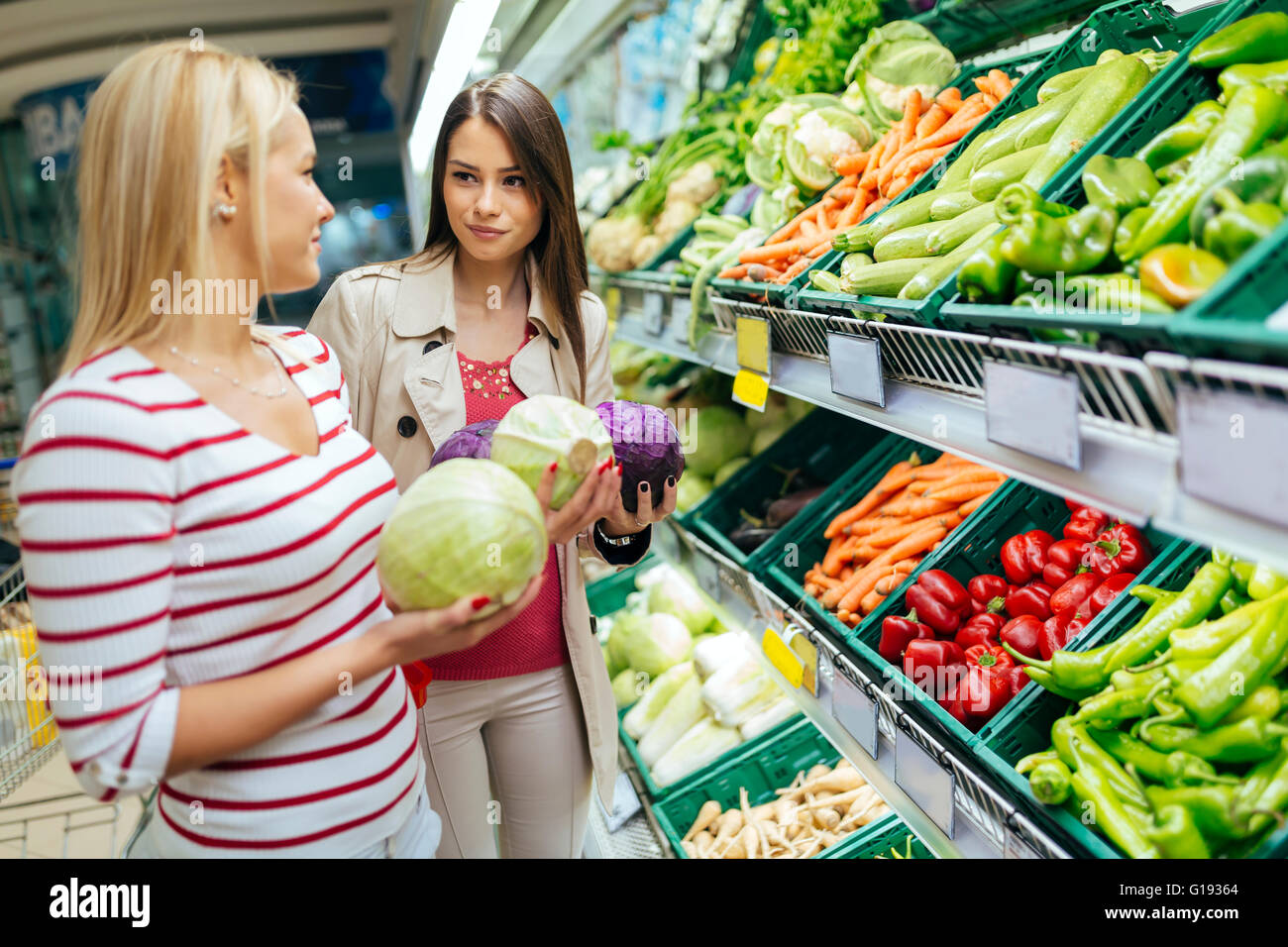 Schöne Frauen Obst und Gemüse im Supermarkt einkaufen Stockfotografie ...