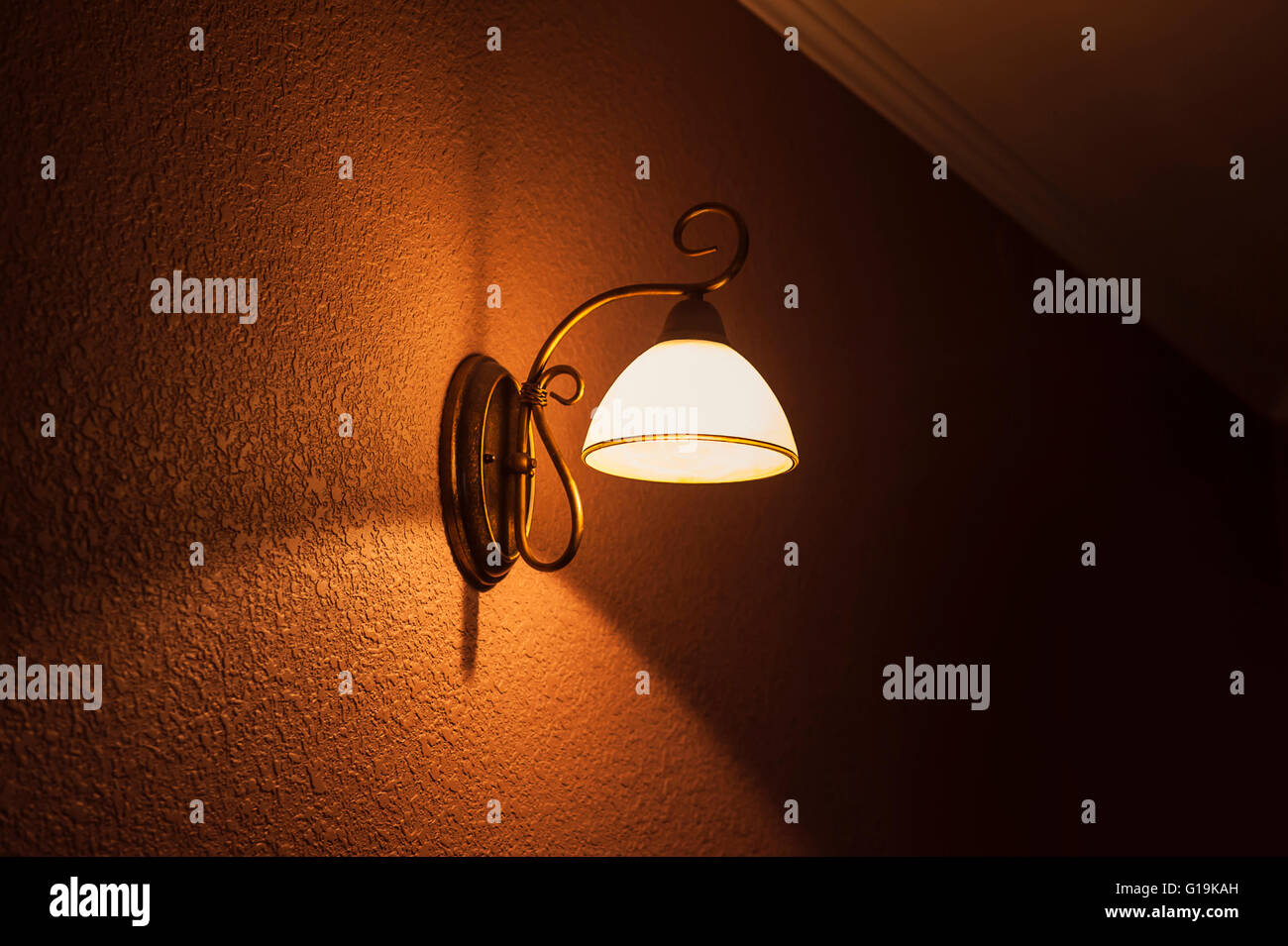 Wandleuchte licht -Fotos und -Bildmaterial in hoher Auflösung – Alamy