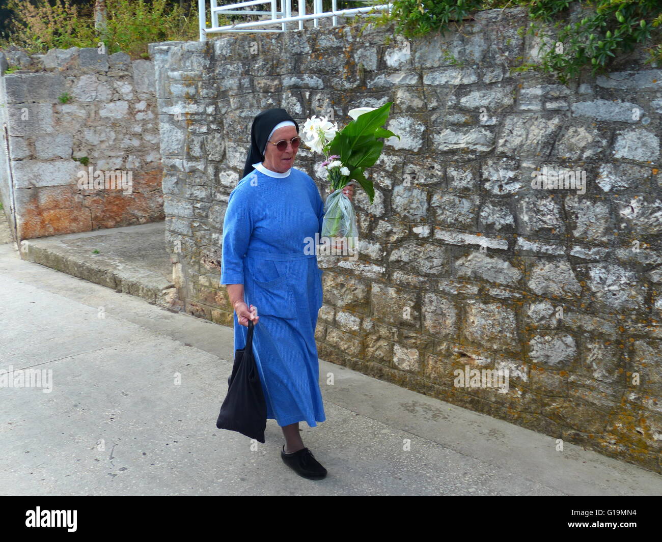 Nonne mit blumen -Fotos und -Bildmaterial in hoher Auflösung – Alamy