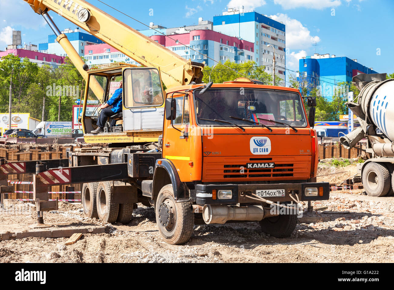 LKW Kran KAMAZ arbeiten auf der Baustelle im Bau der Straße ...