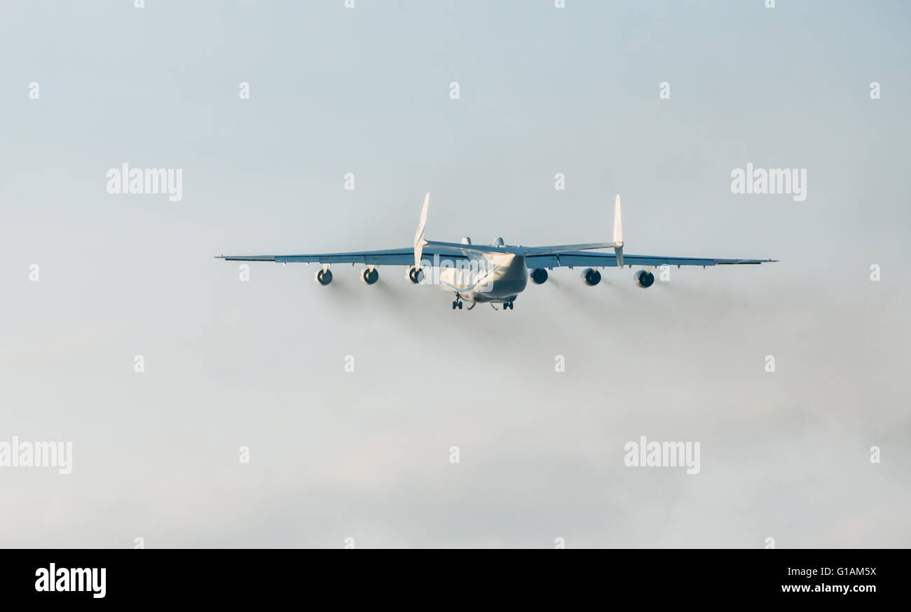 Antonov 225 "Mriya" Flugzeug fährt vom Flughafen Vaclava Havla in Prag ...