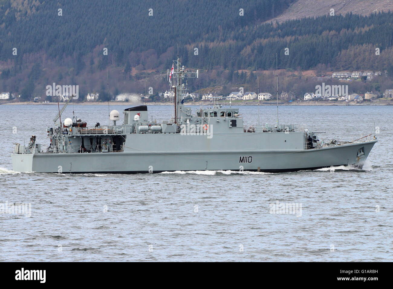HMS Ramsey (M110), ein Minehunter Sandown-Klasse der Royal Navy, kommt ...